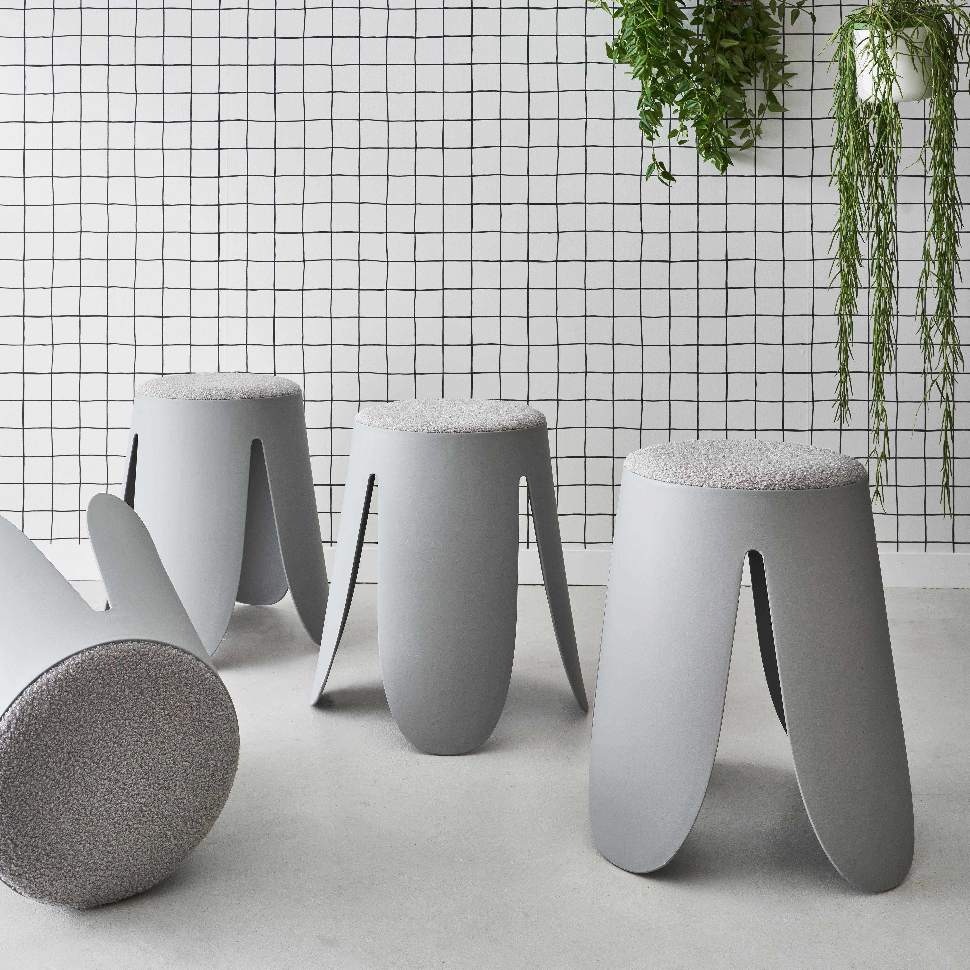 Set de 4 tabourets empilables gris clairs, bouclette texturée | sweeek