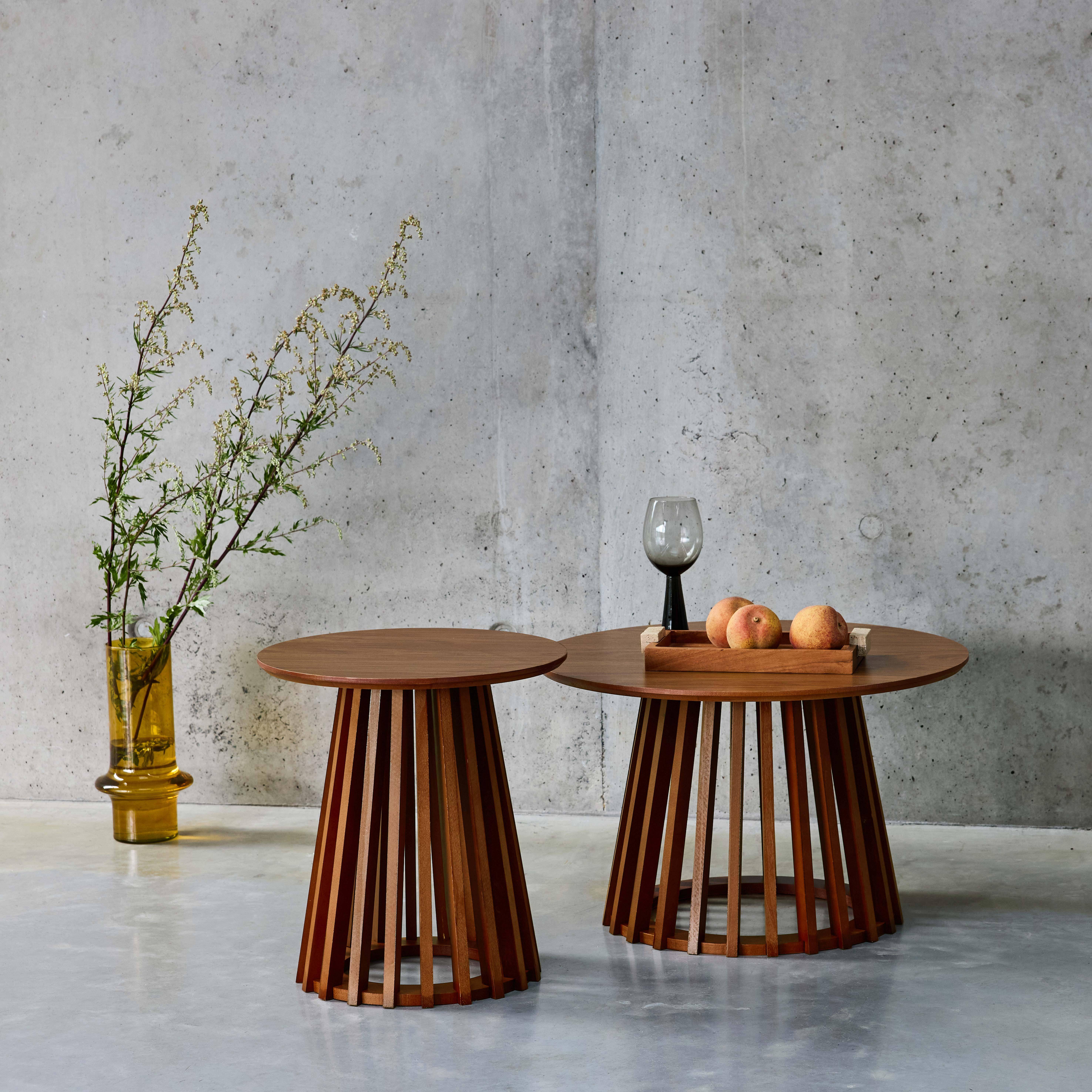 Set of 2 round coffee tables, walnut 40cm and 60cm I sweeek