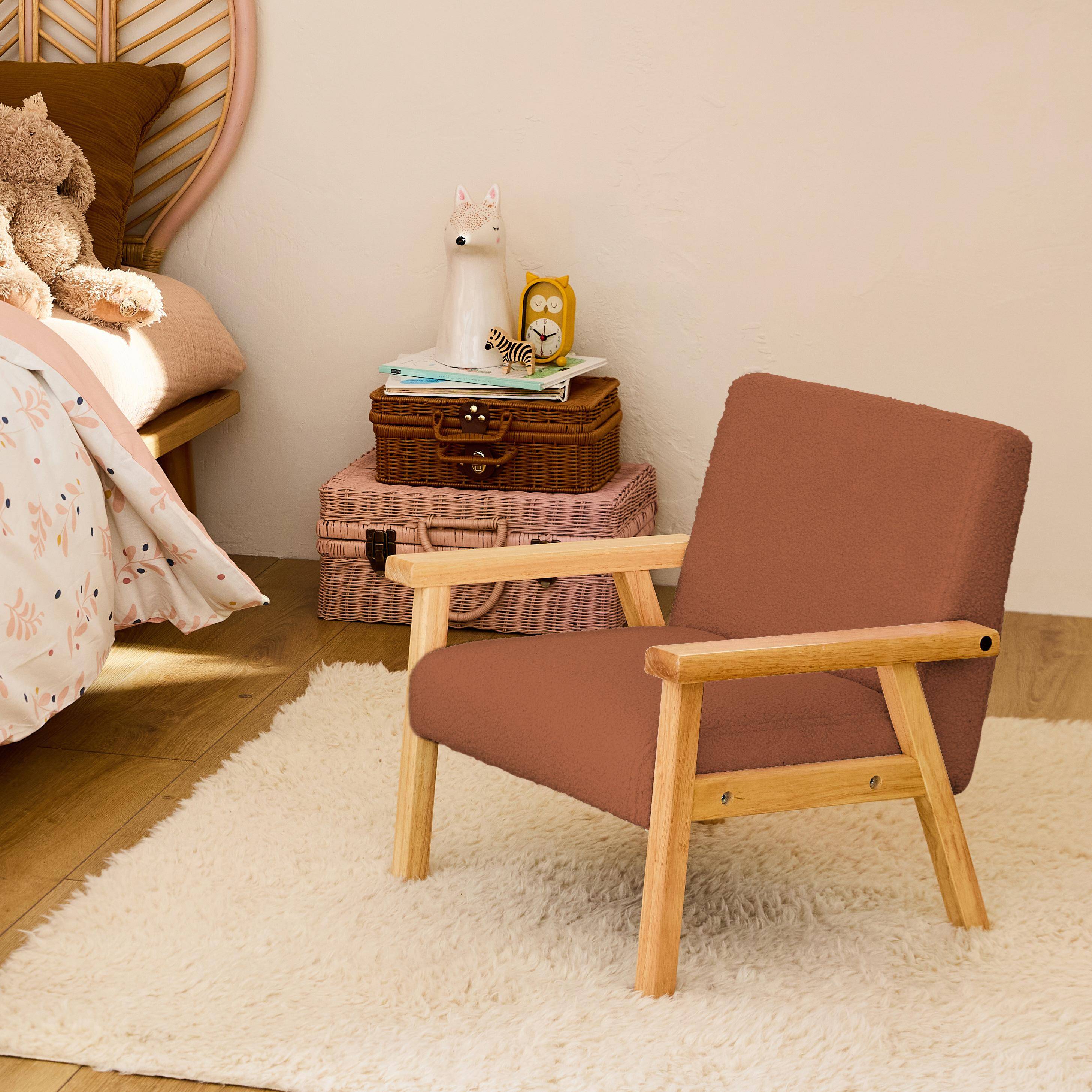 Houten kinderfauteuil met terracotta boucléstof |sweeek