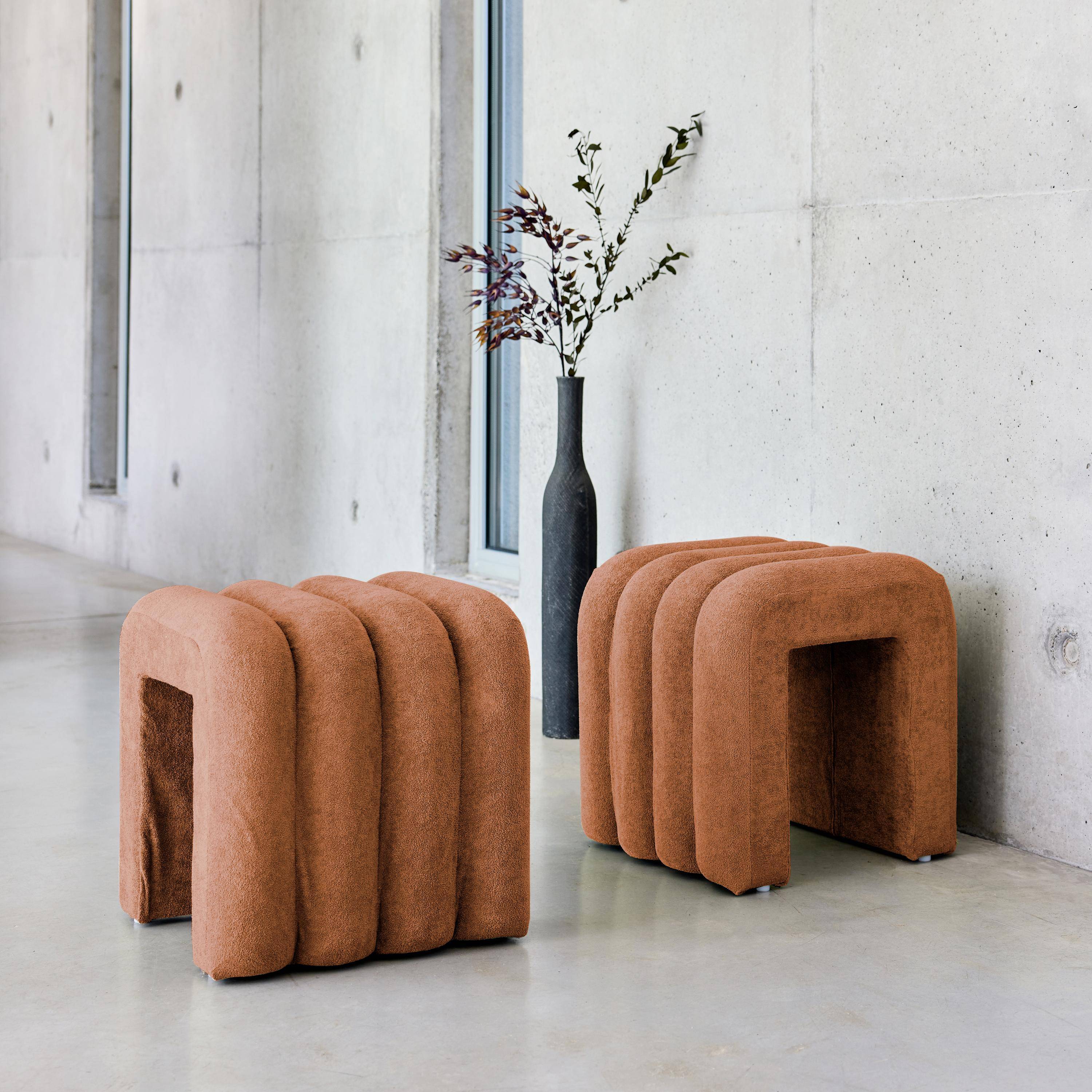 2er-Set zeitgenössische Hocker mit orangefarbenem Stoffbezug I sweeek