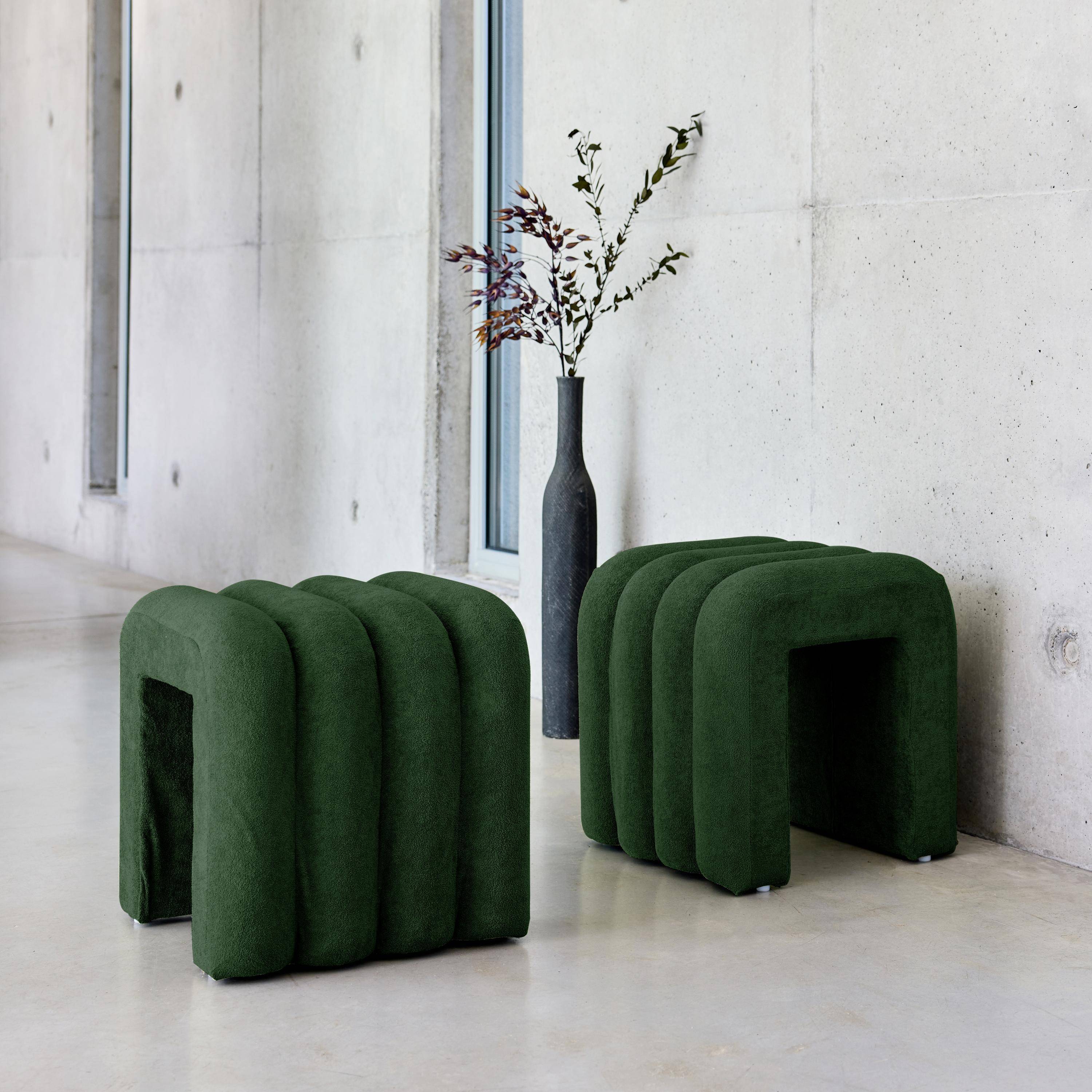 Set de 2 poufs contemporains en tissu vert foncé | sweeek